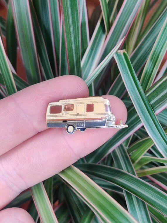 Caravan camper trailer RV vintage enamel lapel pin ba… - Gem