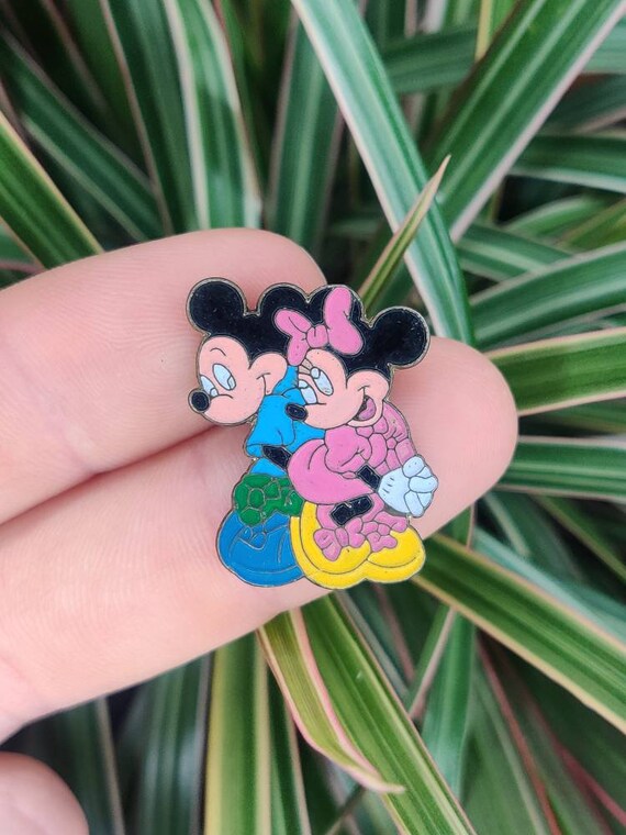 Mickey and Minnie mouse vintage enamel lapel pin. - Gem