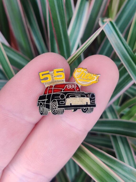 Chevrolet 55 Chevy vintage enamel lapel pin badge. - Gem