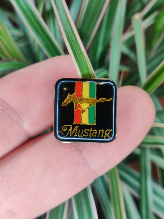 Ford Mustang emblem vintage enamel lapel pin badge. - Gem