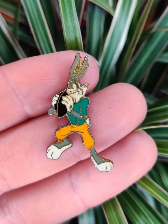Bugs Bunny American Football vintage enamel pin badge… - Gem