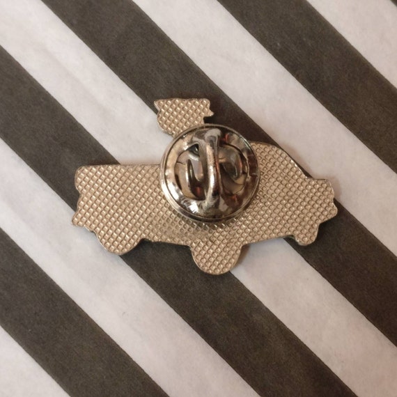 Chevrolet 55 vintage enamel pin badge. - Gem