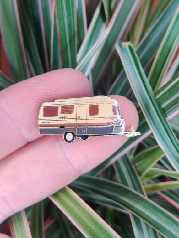 Caravan camper trailer RV vintage enamel lapel pin ba… - Gem