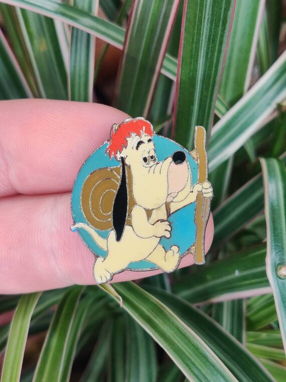 Droopy vintage enamel lapel - Gem