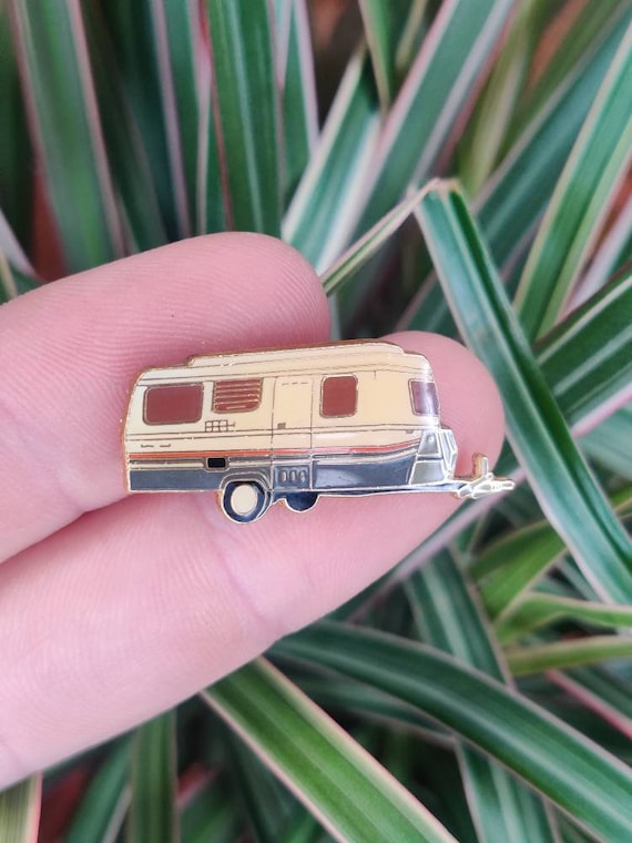 Caravan camper trailer RV vintage enamel lapel pin ba… - Gem