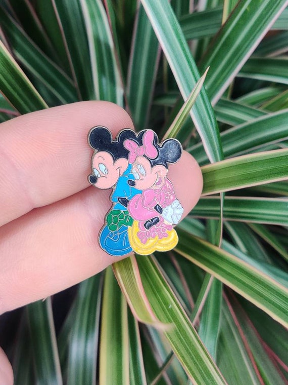 Mickey and Minnie mouse vintage enamel lapel pin. - Gem