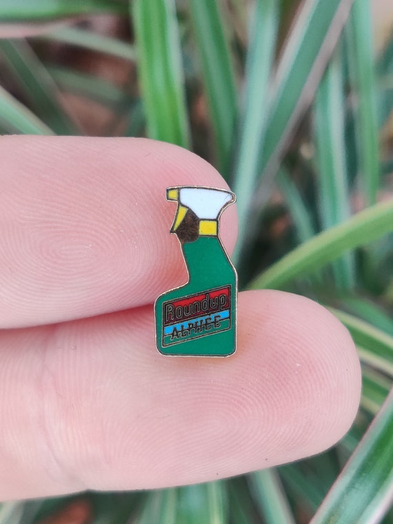 Roundup weed killer vintage lapel pin badge. - Gem