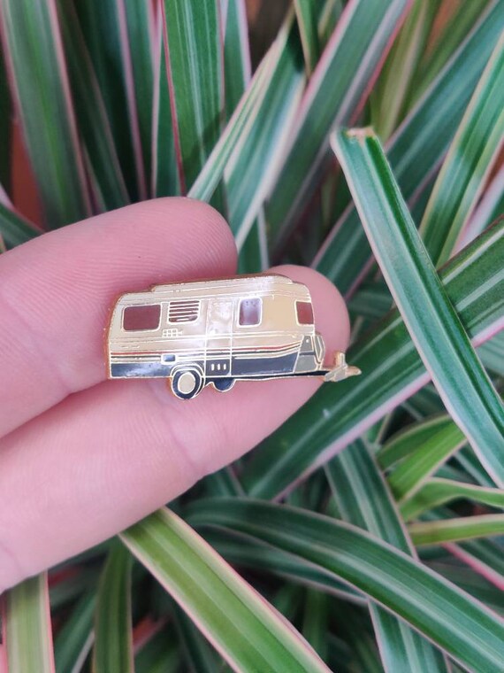 Caravan camper trailer RV vintage enamel lapel pin ba… - Gem