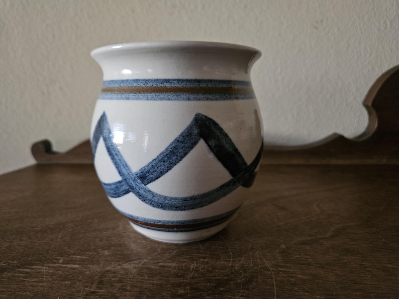 Jamestown VA Pottery Vase - Etsy