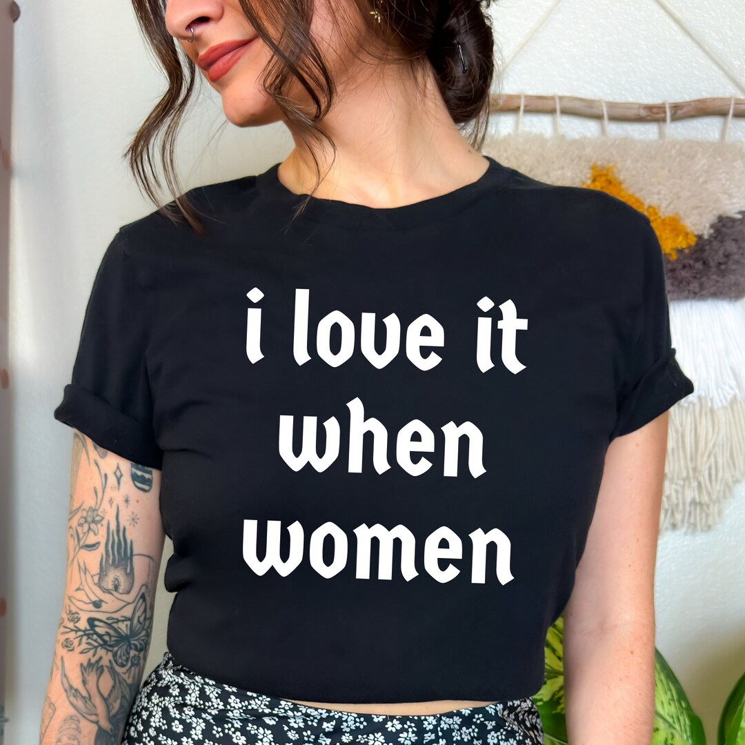 I Love It When Women Shirt, Sapphic Shirt, WLW Shirt, Subtle Lesbian ...