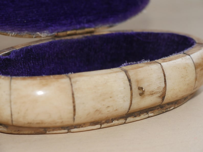 Lot Nr 367 Natural Bone Trinket Jewellery Box Brass Inlay Oval Shaped ...