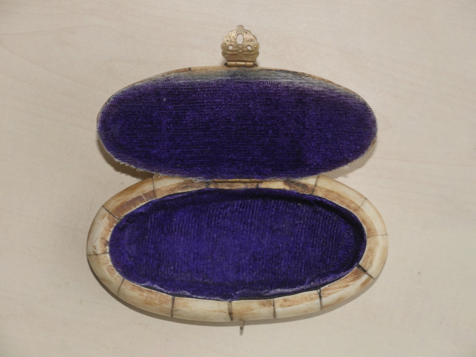 Lot Nr 367 Natural Bone Trinket Jewellery Box Brass Inlay Oval Shaped ...
