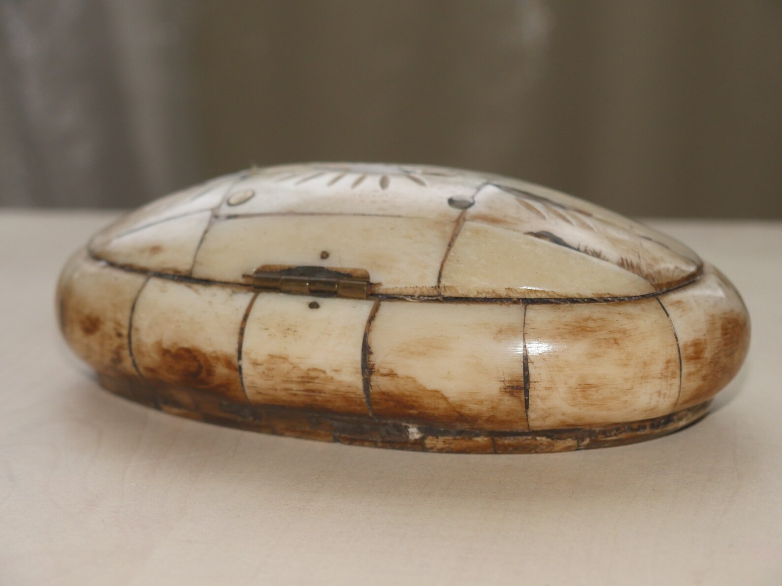 Lot Nr 367 Natural Bone Trinket Jewellery Box Brass Inlay Oval Shaped ...