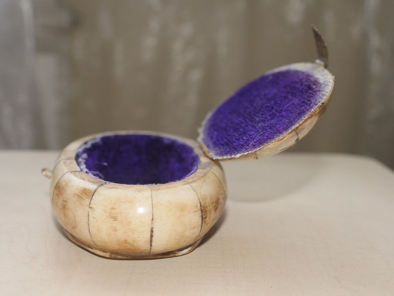 Lot Nr 367 Natural Bone Trinket Jewellery Box Brass Inlay Oval Shaped ...