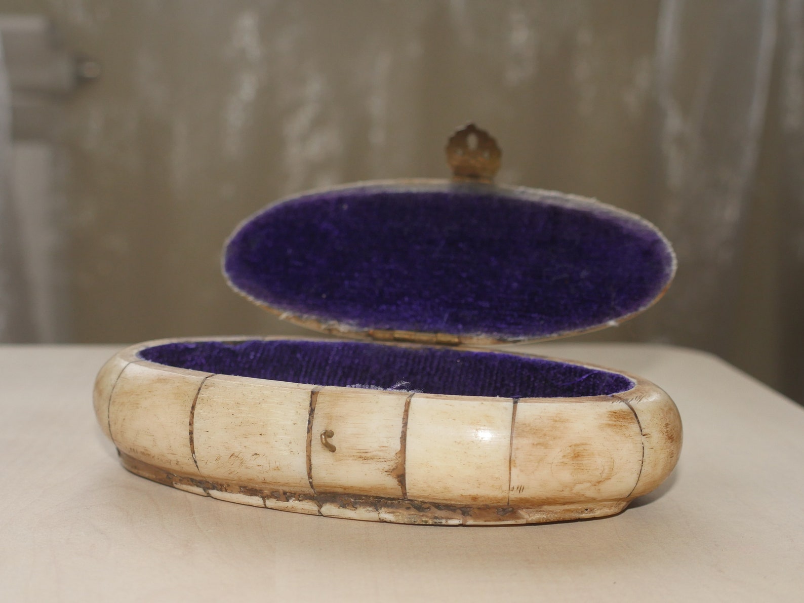Lot Nr 367 Natural Bone Trinket Jewellery Box Brass Inlay Oval Shaped ...