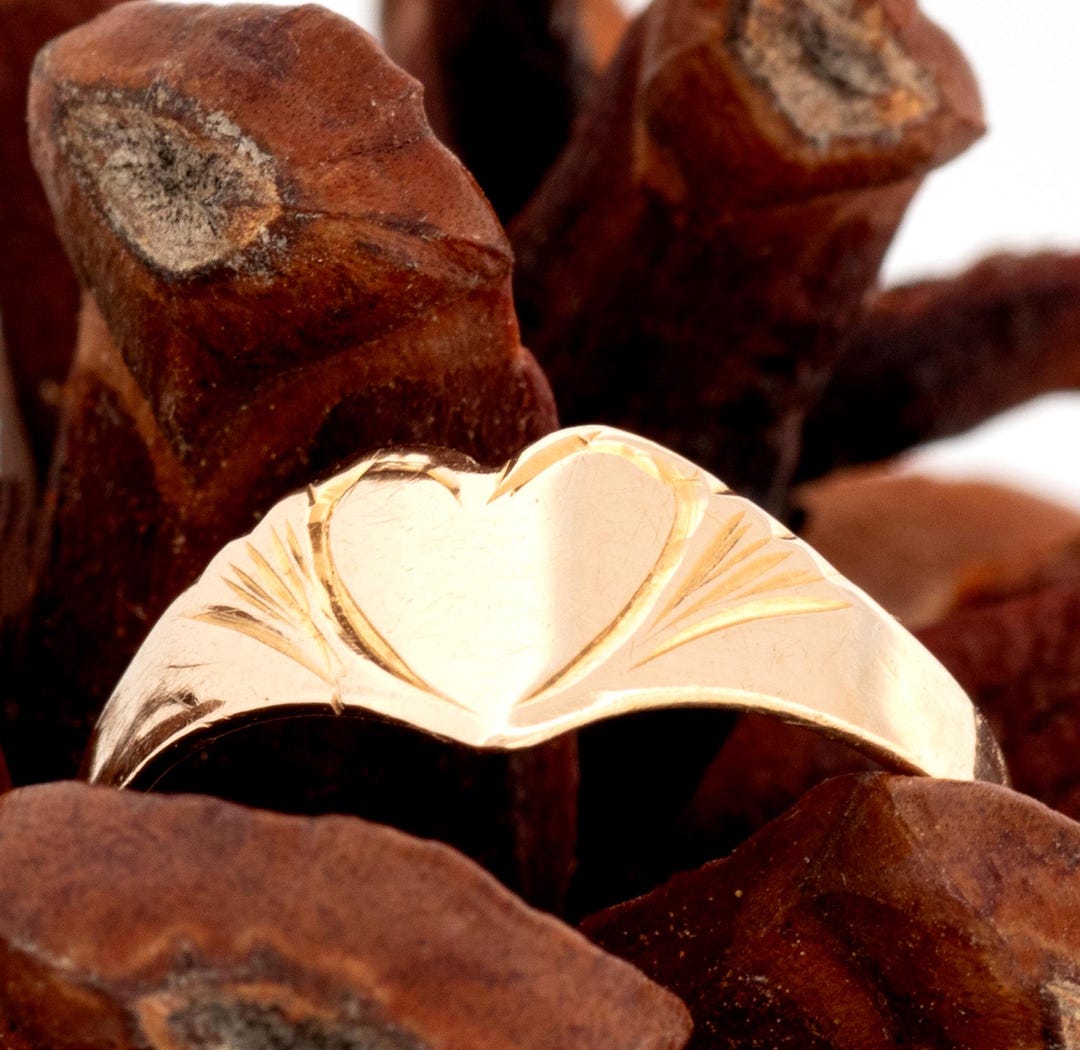 Vintage 18ct Gold Heart Signet Ring, Made in London, England Circa 1941 ...