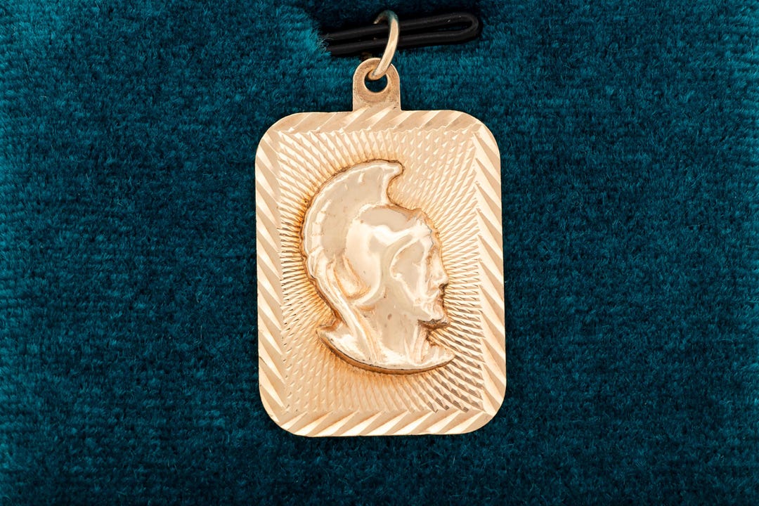 Vintage 10k Yellow Gold Soldier Pendant: Diamond-cut Radial Design ...
