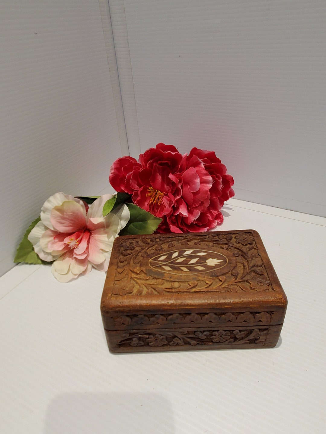 Vintage Hand Carved Wooden White Shell Floral Trinket Box, India Inlaid ...
