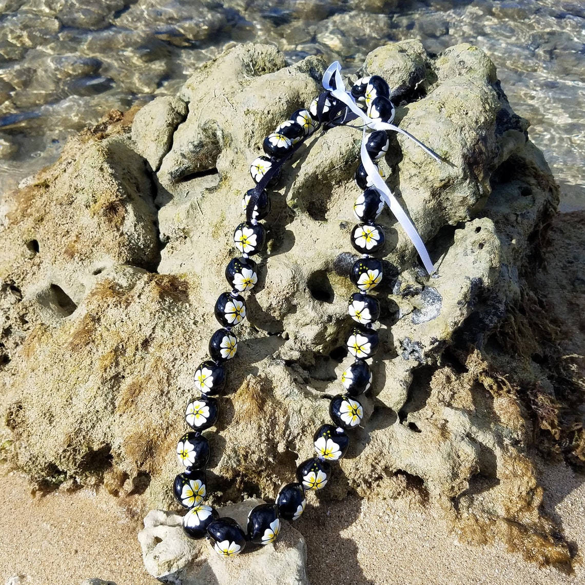 Hawaiian Kukui Nut Lei, Kukui Nut With Hand-painted Hibiscus Flower ...