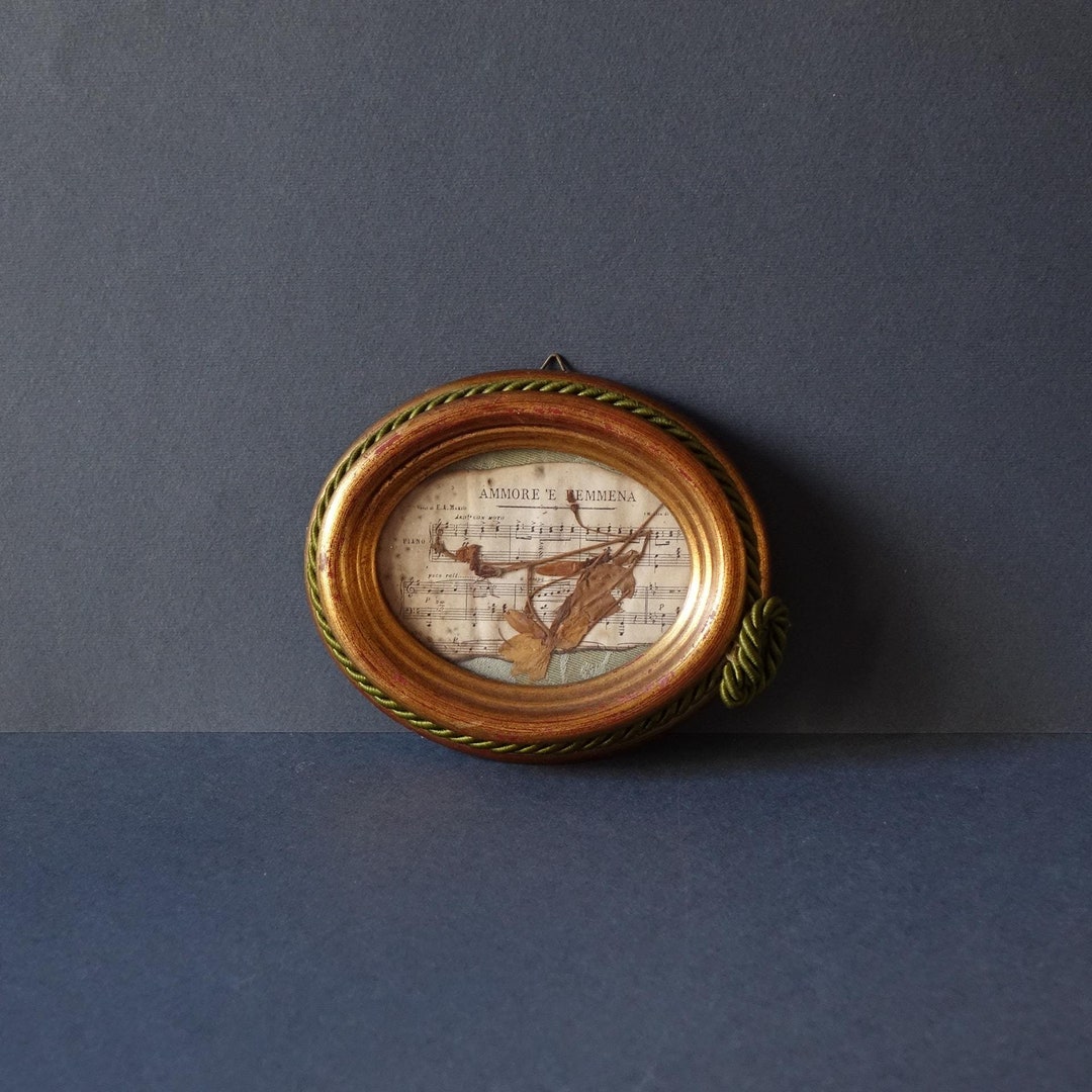 Vintage Oval Frame in Neapolitan Wood With Gold Background and Antique ...