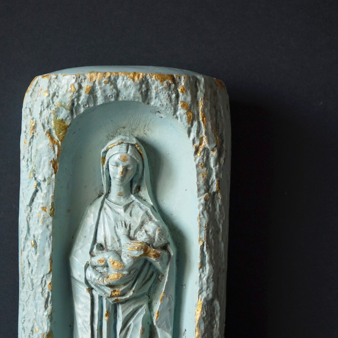 Sculpture, Bas-relief of the Madonna With Child in Hand-painted Clay in ...