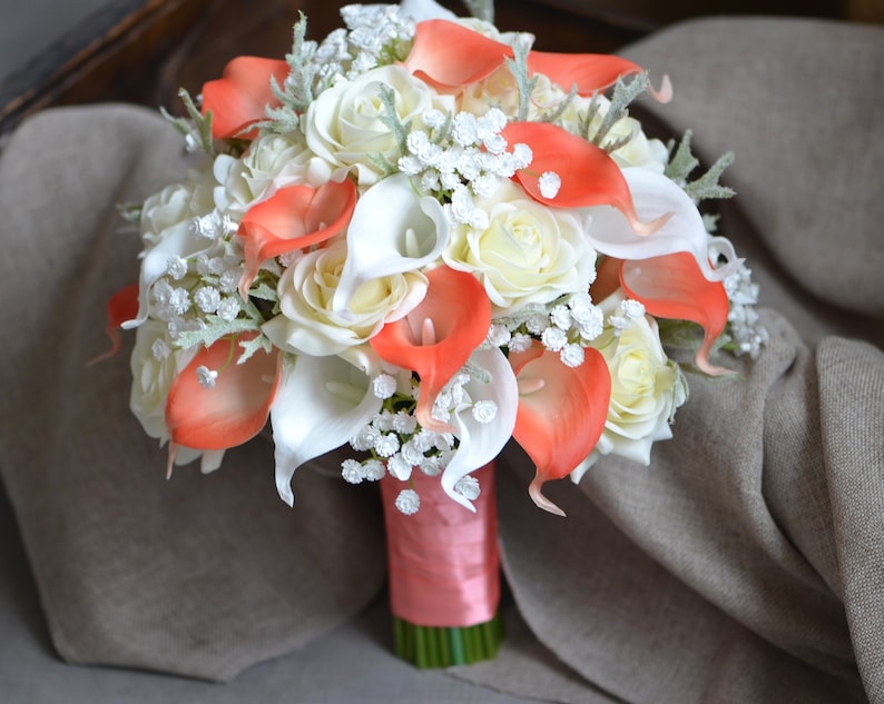 Bouquet da sposa con calle color corallo, rose avorio, fiori ...