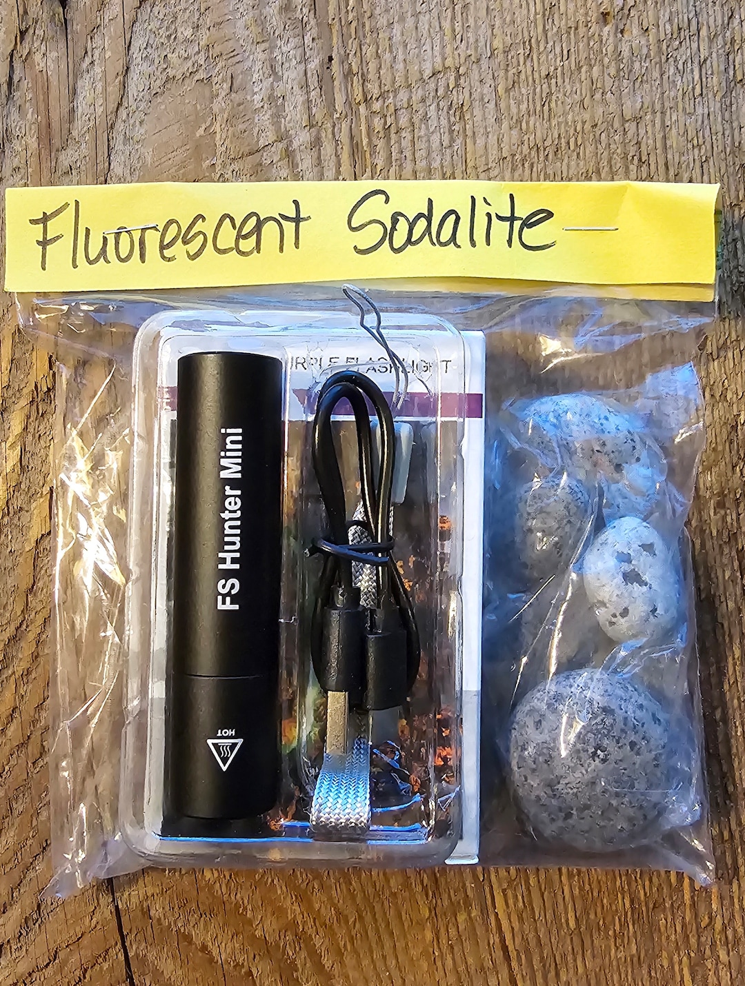 FS Hunter 365nm UV Light Plus 1lb Fluorescent Sodalite Aka Yooperlite ...