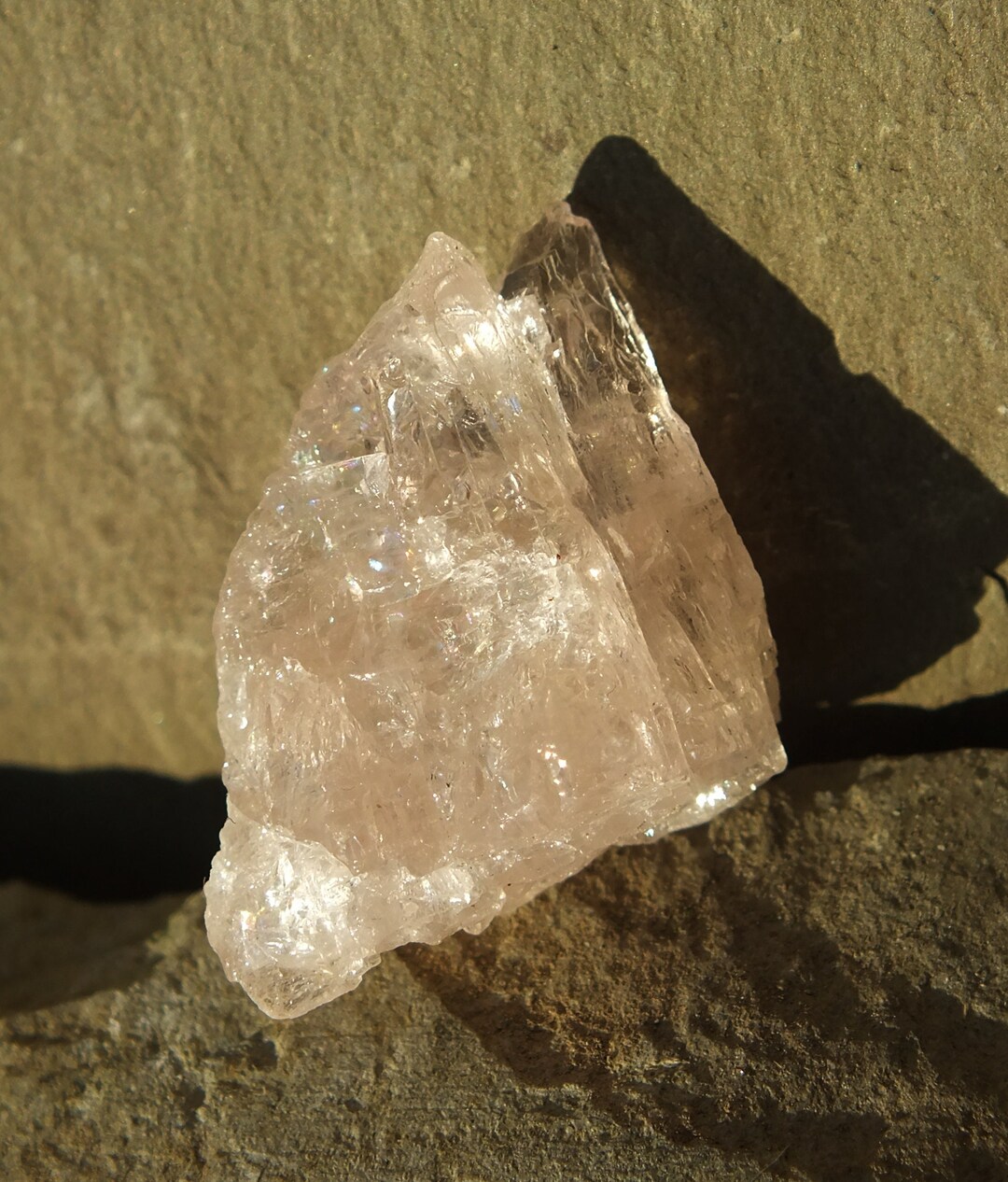 Roher rosa Morganit-Kristall, rosa Smaragdstein, rosa Beryll-Mineralfelsen, natürliches ...