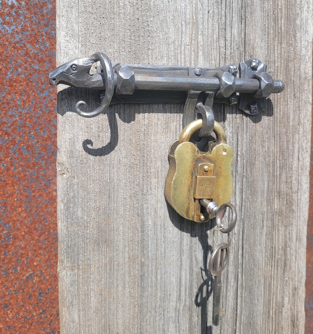 Pestillo de puerta con cerradura de hierro forjado con cabeza de búfalo / Cerrojo de puerta con ...