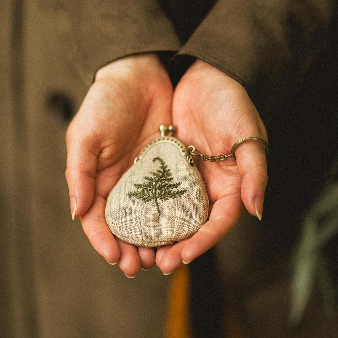 Hand Embroidered Linen Clasp Purse: Fern and Forest Coin Keychain - Etsy