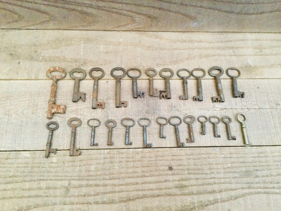 24 Old Antique Vintage Small Keys Selection Ornate Collectable Keys ...
