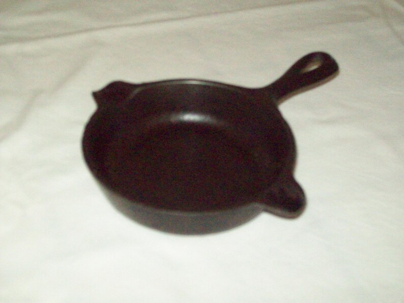 Wagner Ware 1050A Vintage Cast Iron Skillet/ Egg Frying Pan / Ash Trey ...
