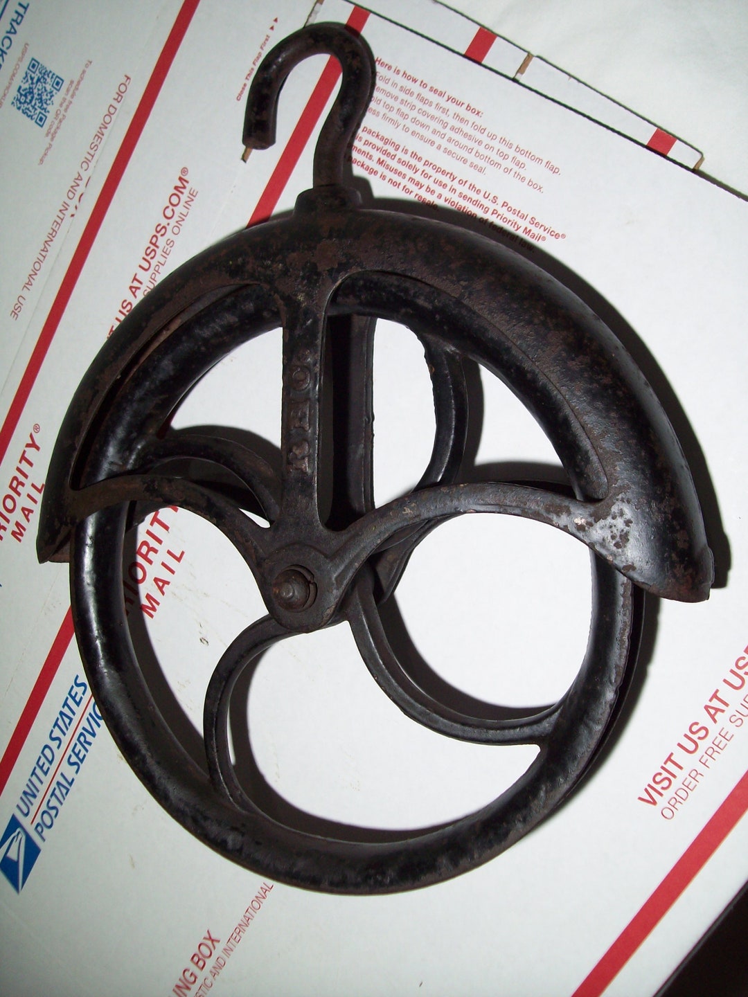 Primitive 1800's Cast Iron Well Bucket Pulley ~ This Antique Has a Nice ...