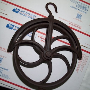 Primitive 1800's Cast Iron Well Bucket Pulley ~ This Antique Has a Nice ...