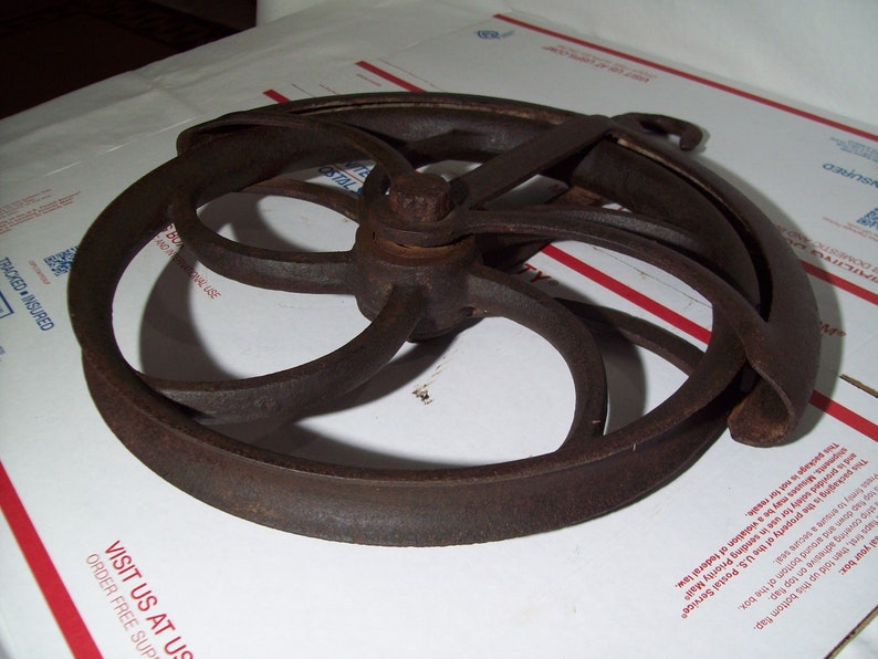 Primitive 1800's Cast Iron Well Bucket Pulley ~ This Antique Has a Nice ...