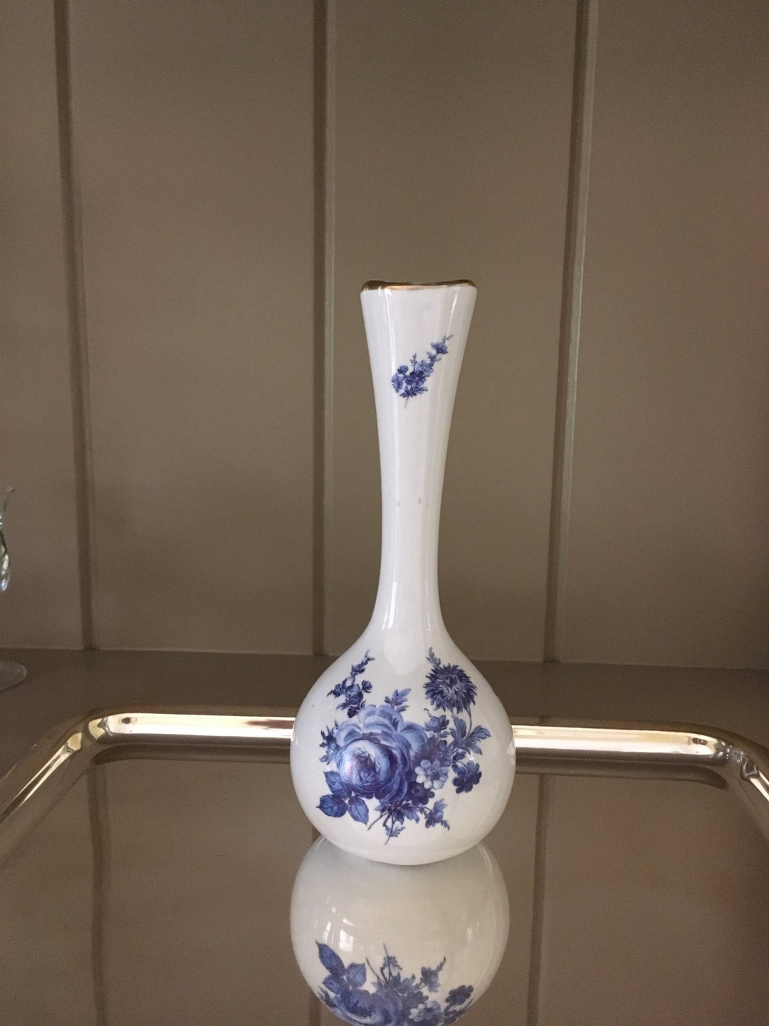 Witte Vaas Met Vergulde Rand, Versierd Met Blauwe Bloemen, Gemarkeerd ...