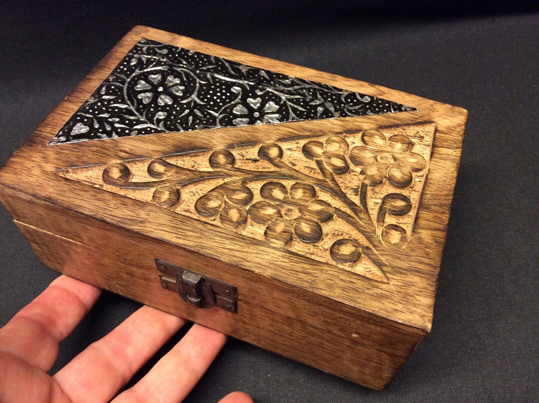 Handgesneden Houten Kist Vintage Hout Gesneden En Gedeeltelijk Bedekt ...