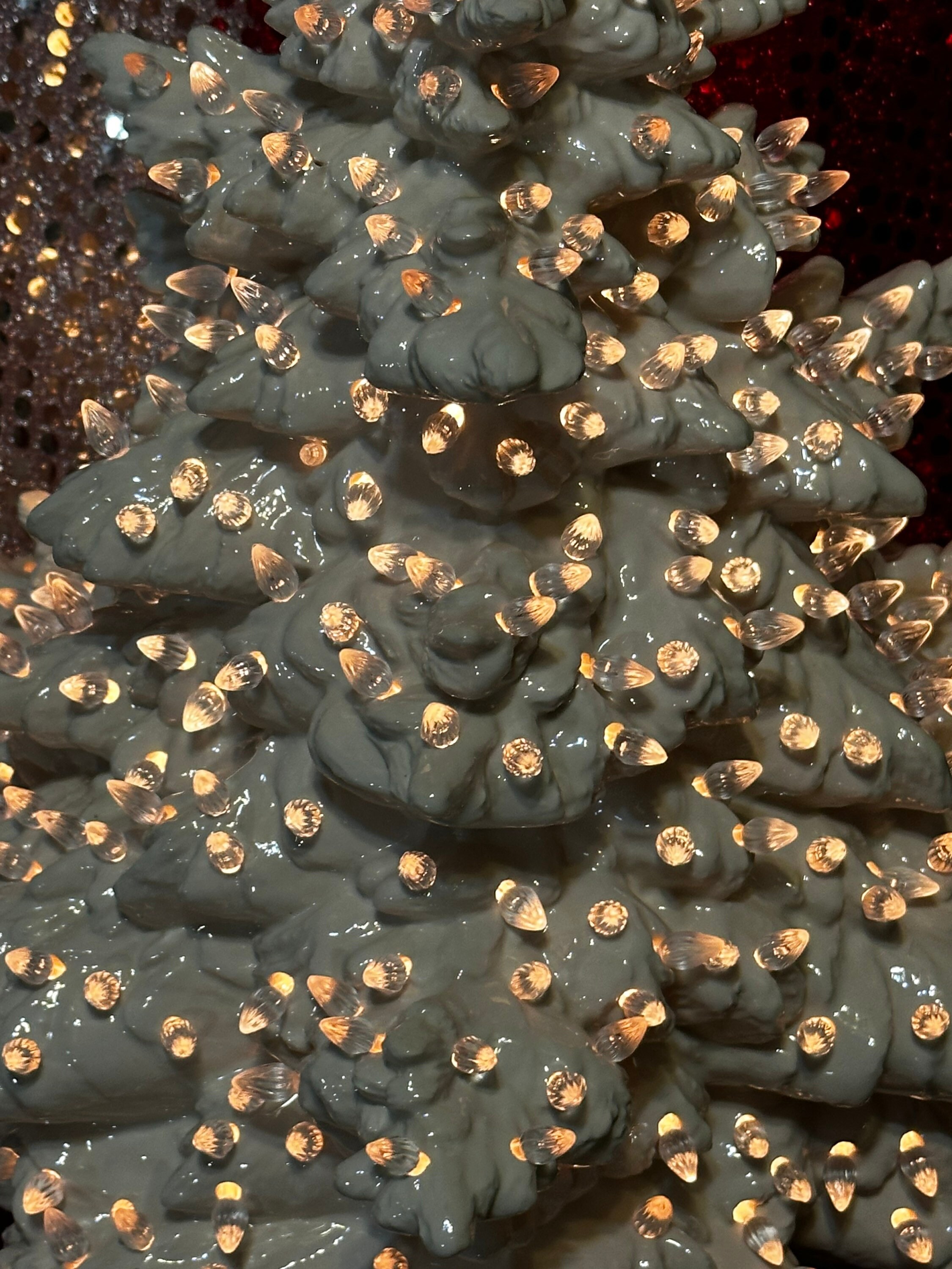 Milk Glass Glazed Frazier Fir with beaucoup de petites ampoules claires ...