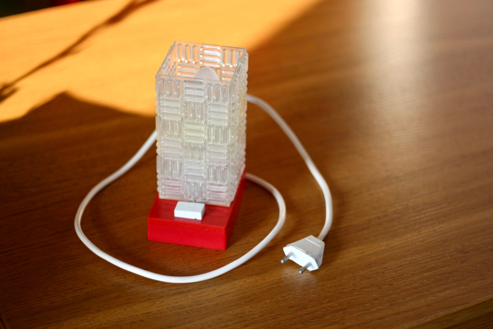 Mid Century Desk Lamp / Red Plastic Table Lamp / Vintage Table Lamp ...