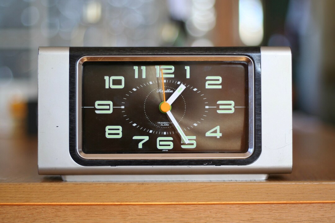 Vintage Rhythm Wecker Table Clock / Transistor Alarm / Retro Desk Clock ...
