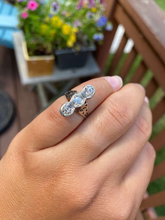 Antique Filigree Ring Three Stone Ring set with Fancy… - Gem