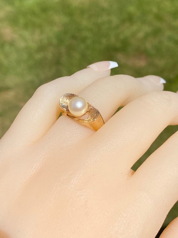 Mid Century Modern Pearl Ring with Florentined Top - Gem