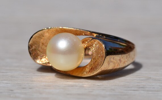 Mid Century Modern Pearl Ring with Florentined Top - Gem