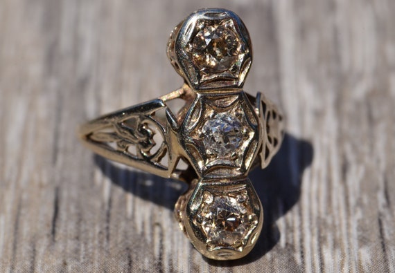 Antique Filigree Ring Three Stone Ring set with Fancy… - Gem