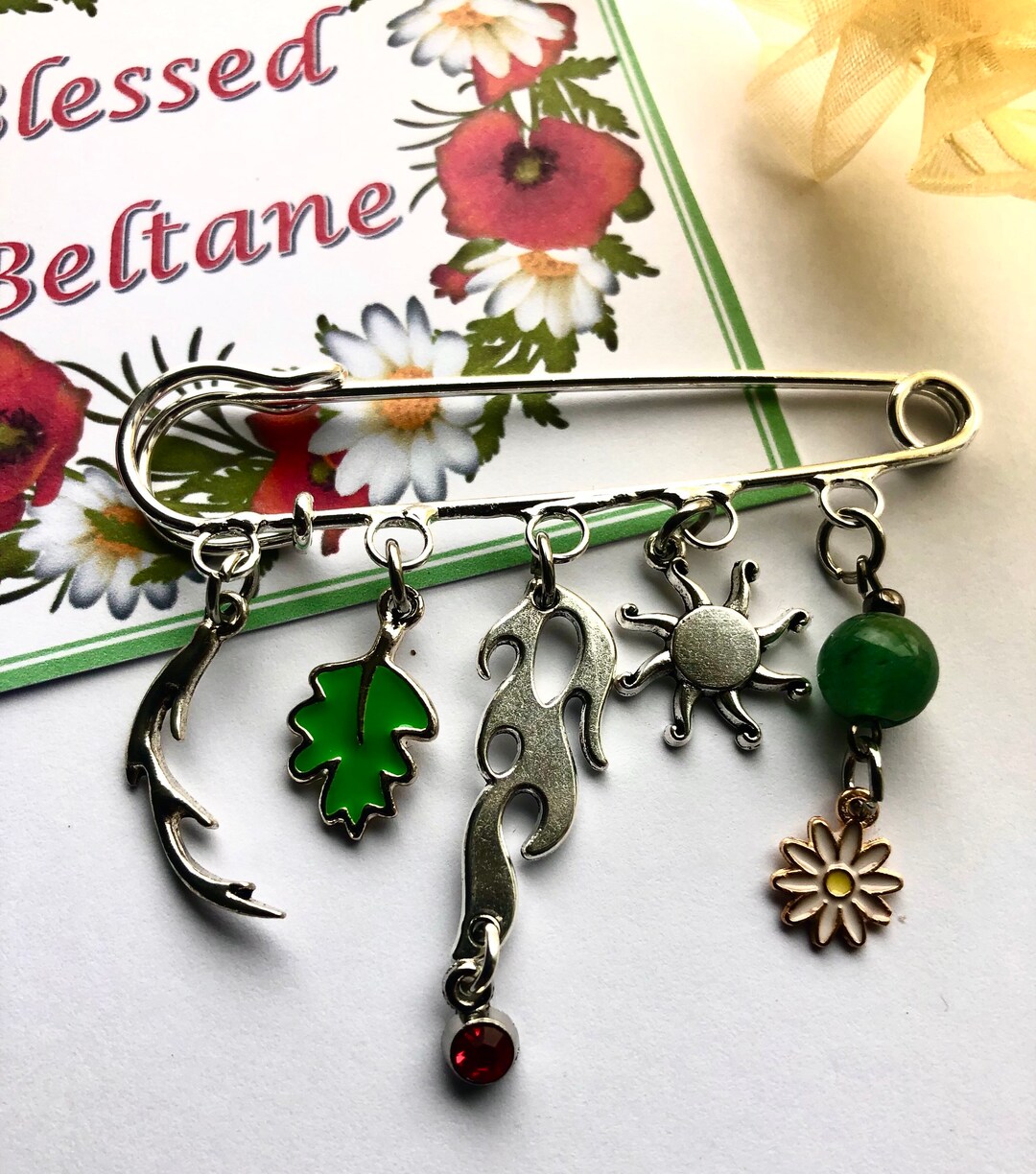 La broche Beltane charms kilt pin crystal May Day Aventurine fire festival - Etsy France