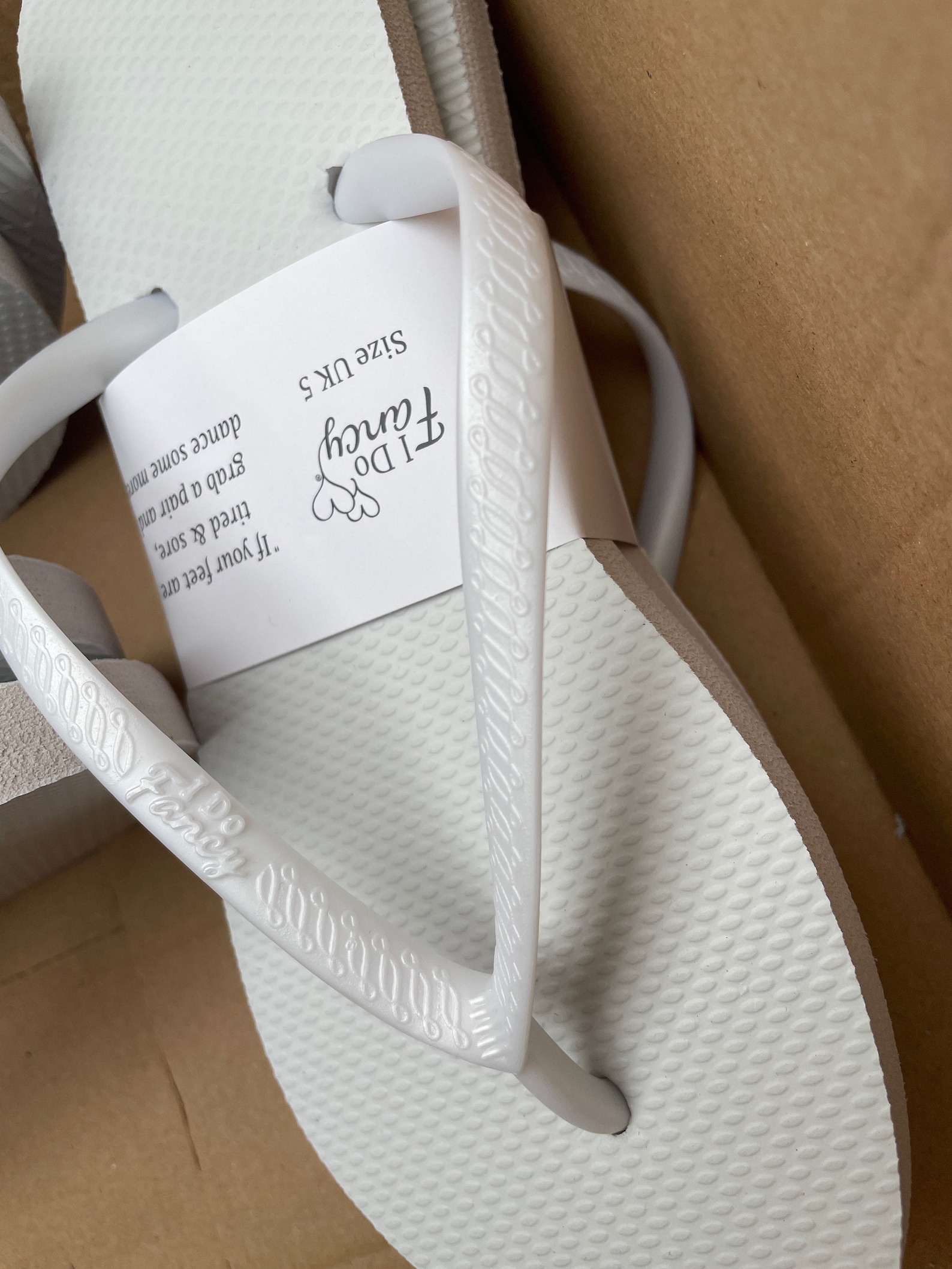 White Flip Flops Party Pack: Dancing Feet Wedding Favors (25 Pairs ...