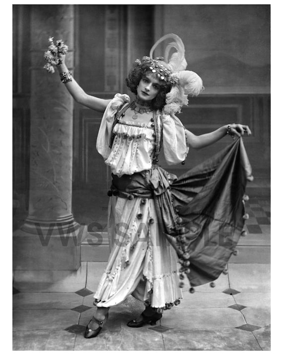 1920s Burlesque Dancer