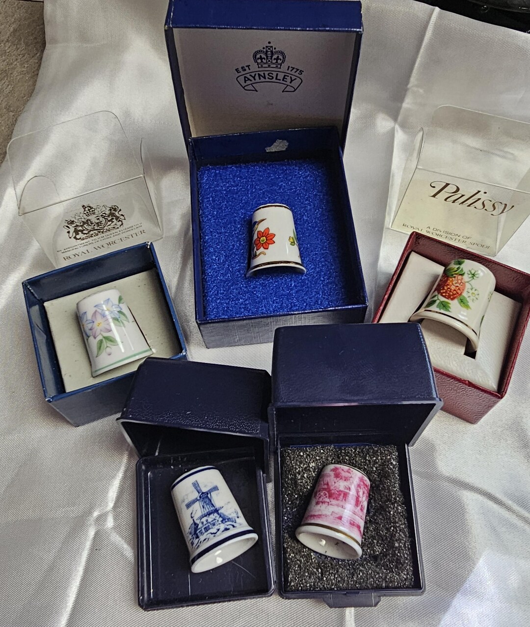 5 Vintage Collectible Thimbles - Etsy