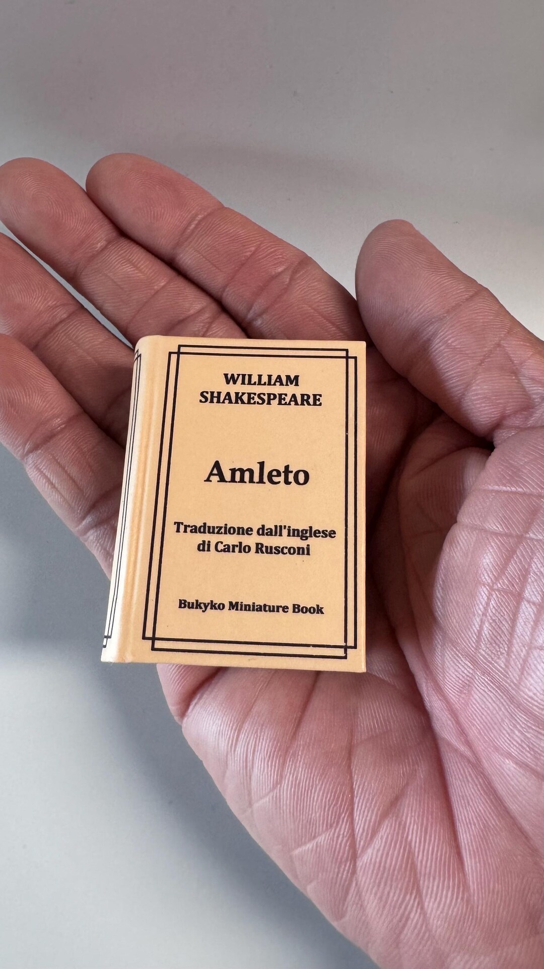 Hamlet by William Shakespeare Italian Language Edition Miniature Book 1 ...