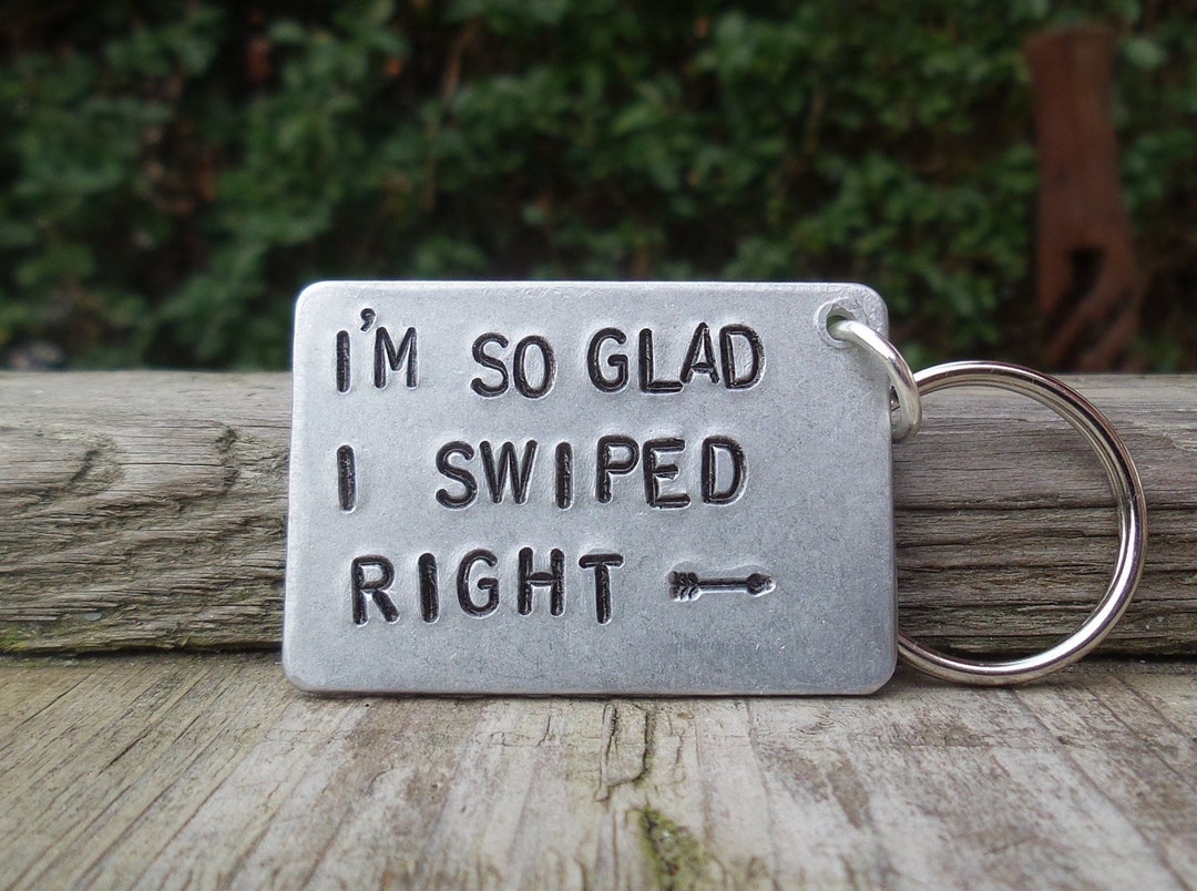 I'm so Glad I SWIPED RIGHT Funny Gifts for Him Her Boyfriend KEYRING ...